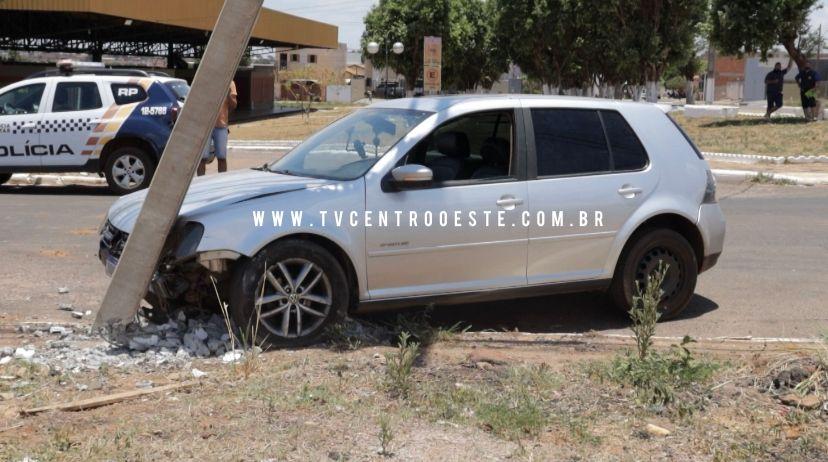 Carro bate em poste e deixa mais de 2 mil casas sem energia